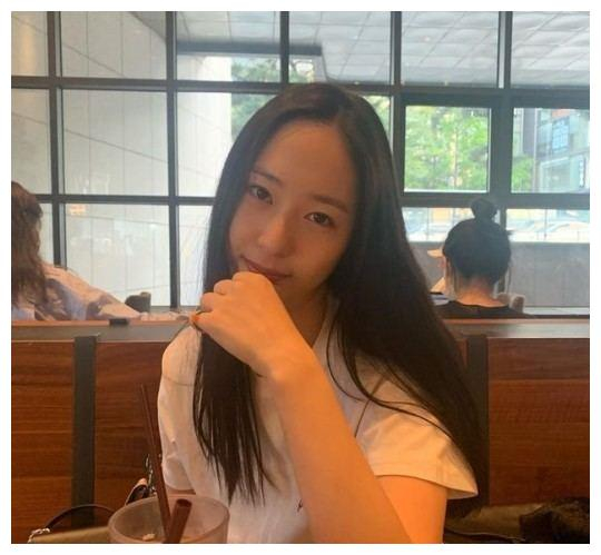 crystal近况，素颜也闪光的“清纯美女”__财经头条