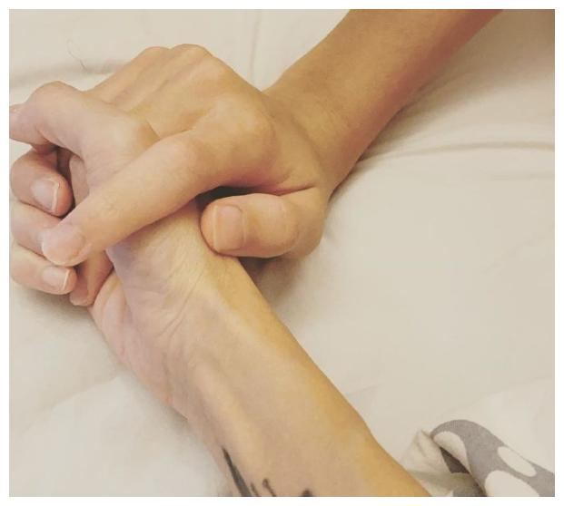 张柏芝依偎大儿子怀中为其庆生，Lucas颜值超高，竟比谢霆锋还帅__财经头条