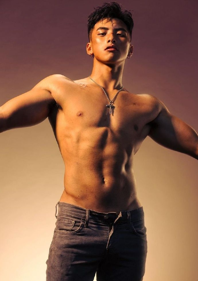 健身男模大秀身材，展现硬汉写真，实力证明阳刚的男人真帅