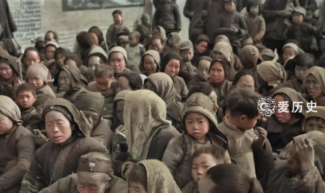 1942年河南饥荒上色老照片：任何吃的都比人值钱 孩子自生自灭