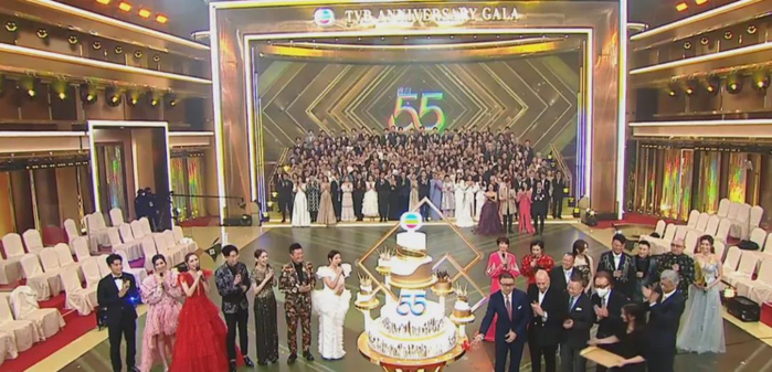 TVB55周年台庆槽点多，艺人站位见高低，李克勤开嗓“救全场”
