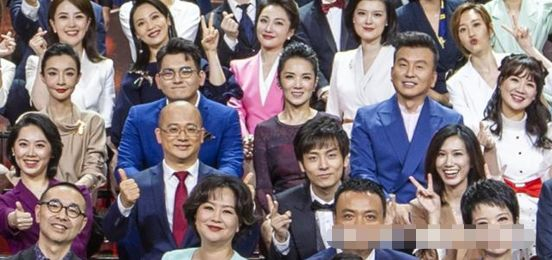 全国107位主持人合影，董卿稳坐C位，撒贝宁地位竟不如汪涵