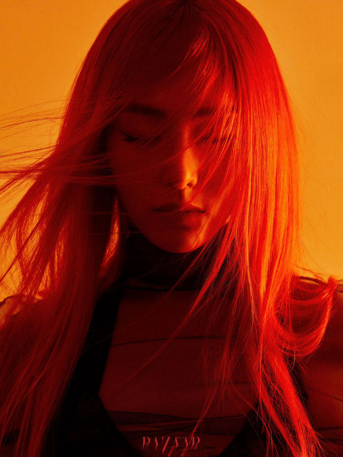 唐嫣身着M essential 2024春夏系列钻饰花朵裙