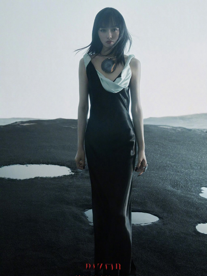 唐嫣身着M essential 2024春夏系列钻饰花朵裙