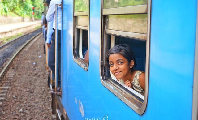 千与千寻海上列车原型，就是斯里兰卡这段火车，许多游客慕名而来__财经头条__新浪财经