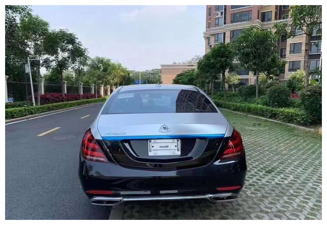 邻居162万买奔驰迈巴赫S450，又花9千改双拼色，特地扣掉450车标