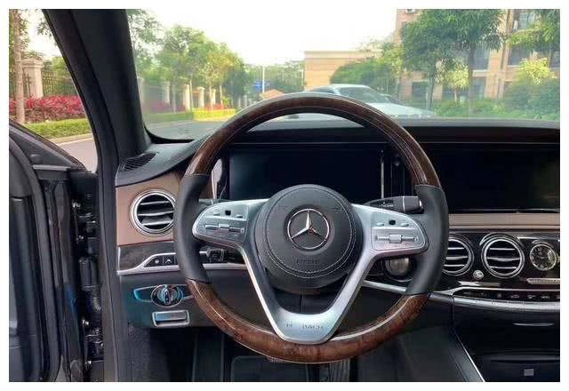 邻居162万买奔驰迈巴赫S450，又花9千改双拼色，特地扣掉450车标