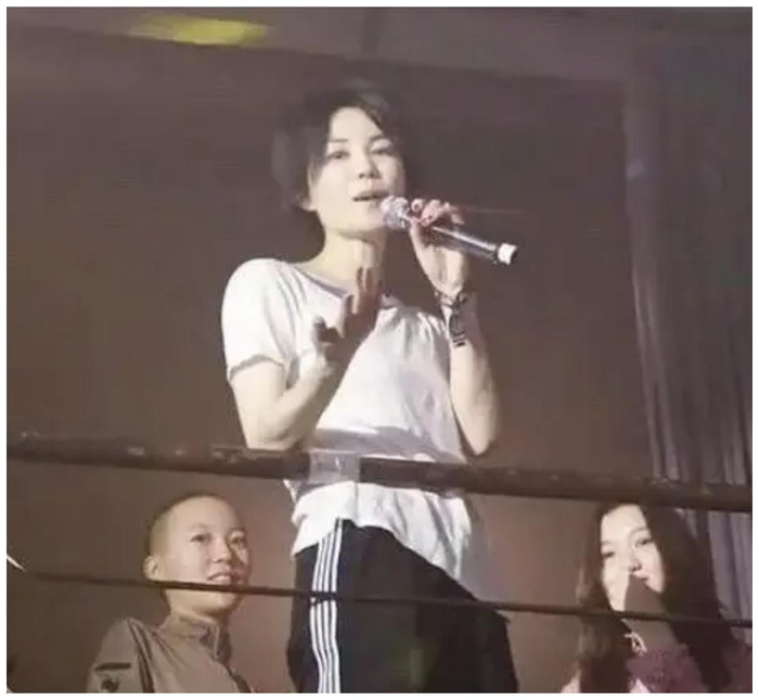 52岁王菲与王家卫18年后再合作！穿紧身裙身材丰腴，片场满脸痛苦