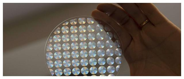 最新的镜头：通过液晶“可重新配置”的强力超透镜