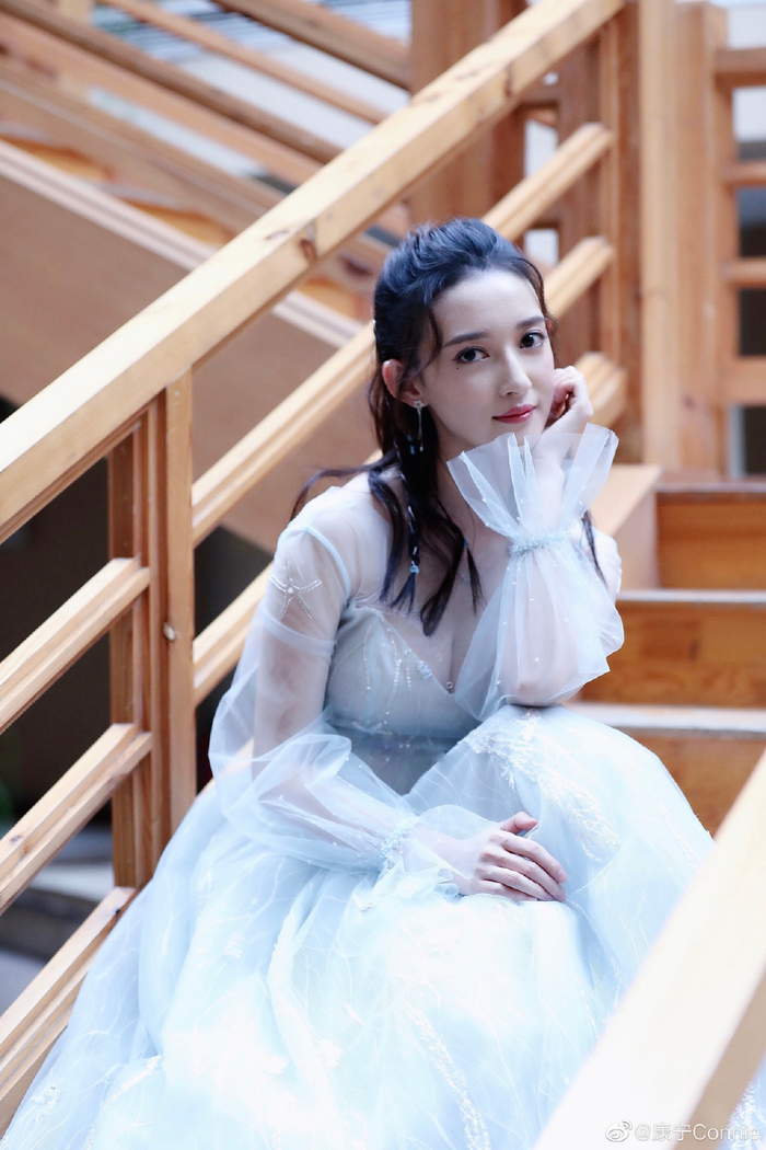 美女演员康宁迷人写真美照欣赏真好看