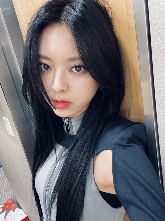 ITZY是JYP的实验团，申有娜为了补Somi的空位，无缘在新女团出道