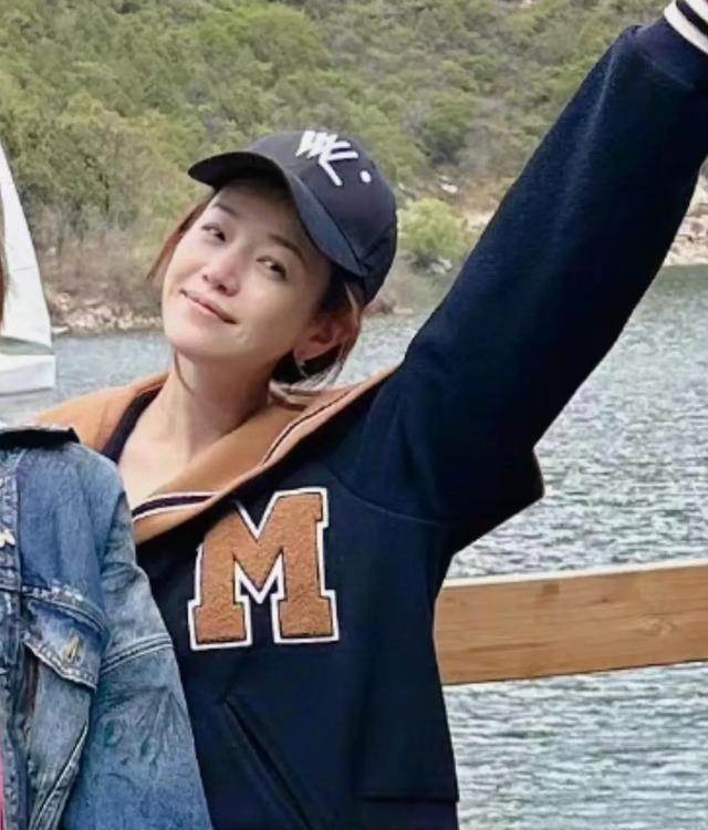陈妍希晒母子同框照，6岁小星星罕见露正脸，引起网友热议