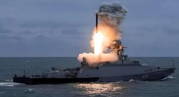 伊朗红海任务搁浅，海军基地发生大规模爆炸，16艘军舰被炸