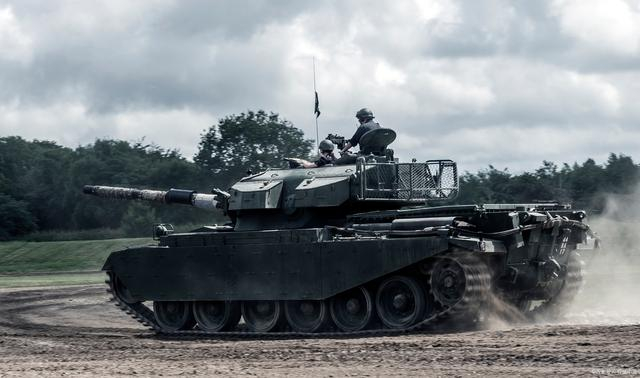 M2A2与T90坦克荒野大战，激战10分钟后，T-90撤离战场|爆炸|坦克|步兵战车_新浪新闻