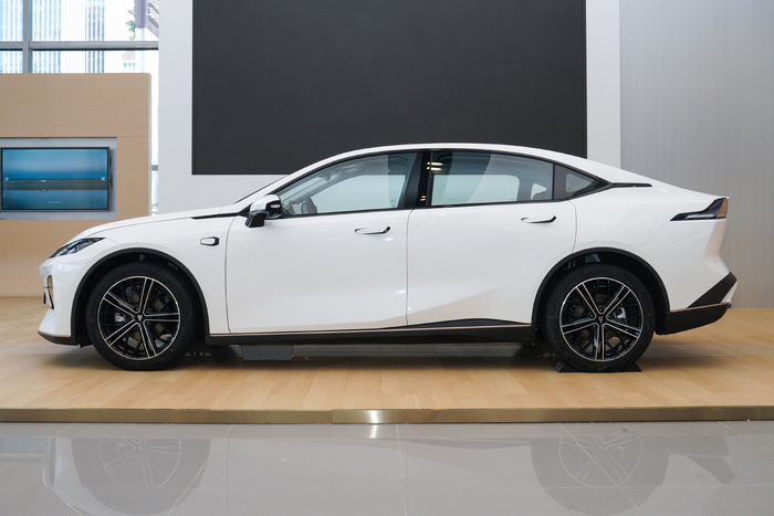 深蓝SL03，17.19万起，轴距2米9，纯电续航705KM，还有氢能版