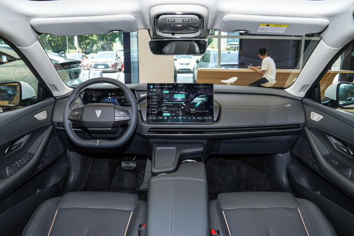 深蓝SL03，17.19万起，轴距2米9，纯电续航705KM，还有氢能版