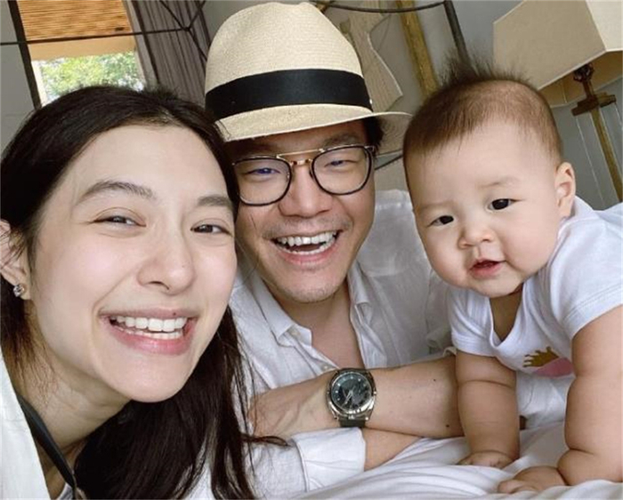 泰星Mew晒一家三口合照，手上大钻戒超抢镜，女儿神似豪门老公