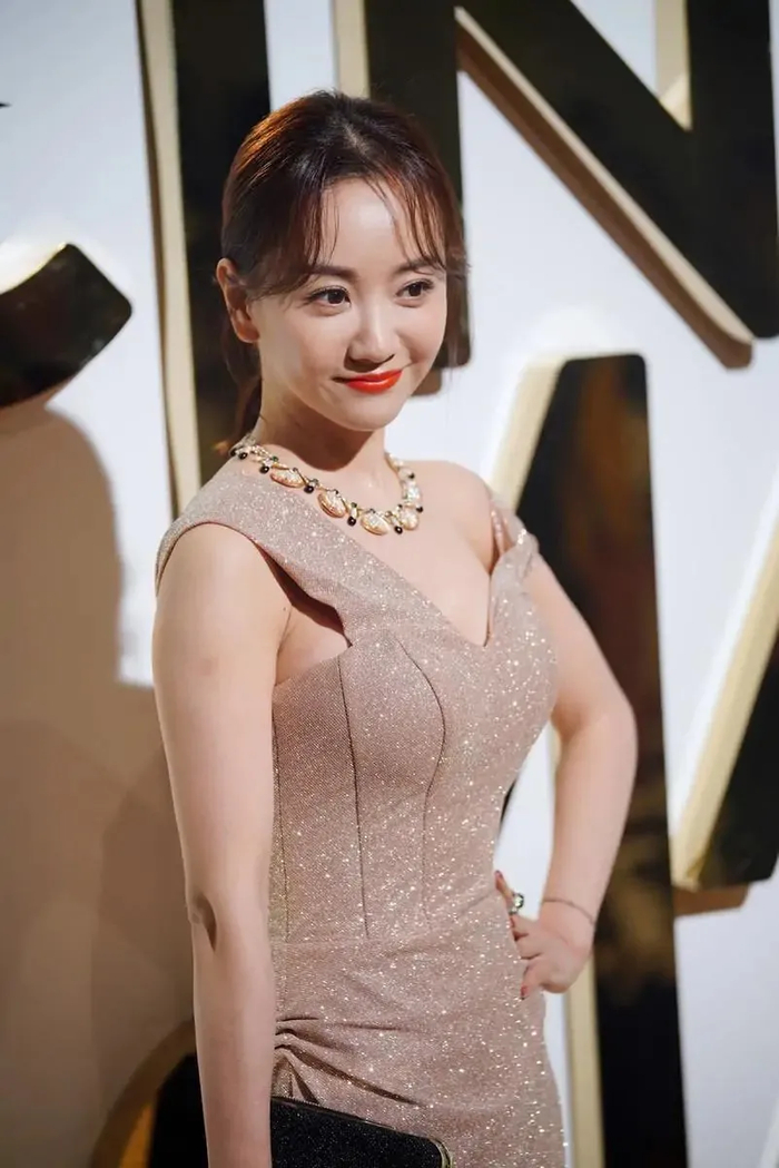 杨蓉这颜值真惊艳，一袭杏色亮片连衣裙温柔优雅，满满的高级感