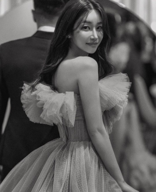 韩国女团AOA原成员徐酉奈SNS发布婚纱写真|姜正勋|徐酉奈|女团_新浪新闻