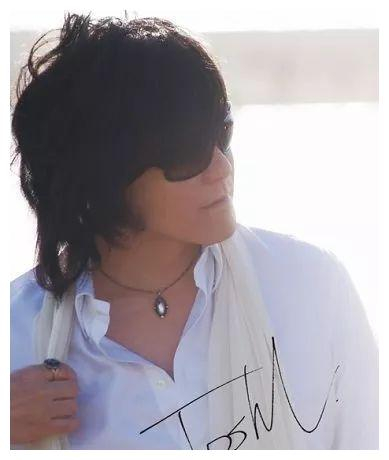 面对空无一人的演唱会，这个传奇乐队的举动感动86万人