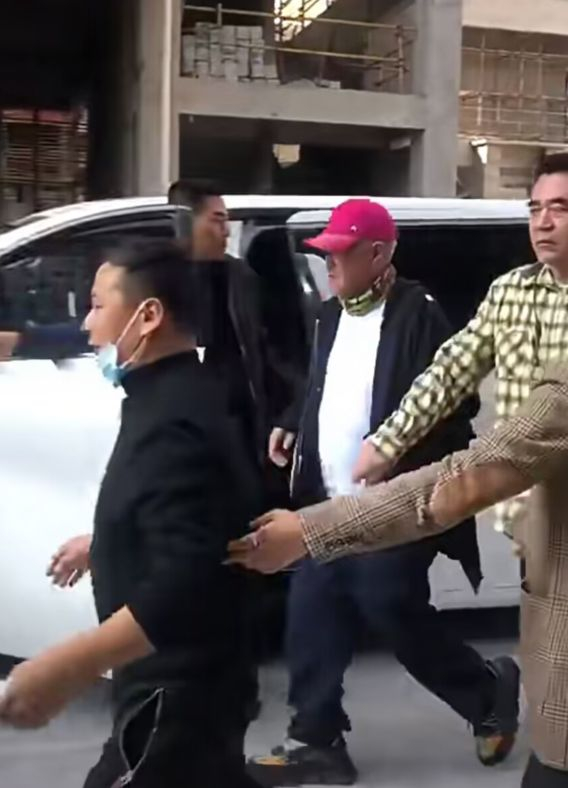 赵本山现身工地被偶遇，戴红色鸭舌帽打扮时尚，近照酷似陈冠希|赵本山|鸭舌帽|陈冠希_新浪新闻