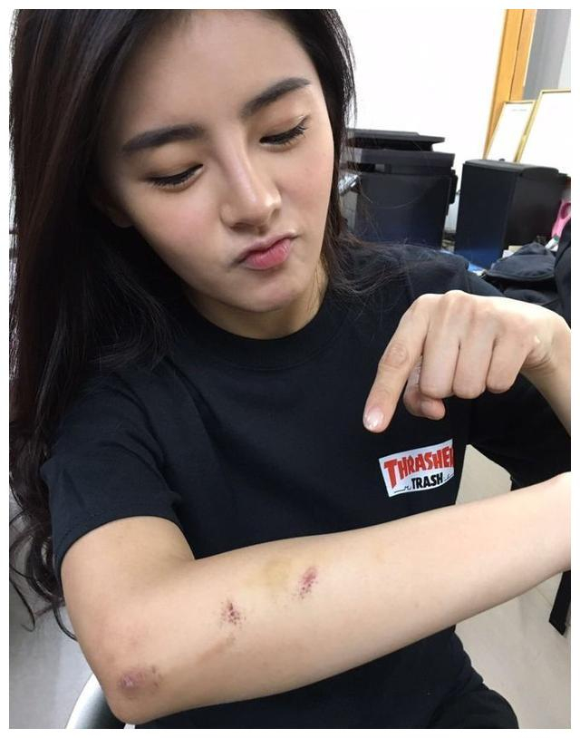 94年出生被赞“最美小昭”，19岁拍床戏仍籍籍无名，今成宅男女神|许雅婷|小昭|床戏_新浪新闻