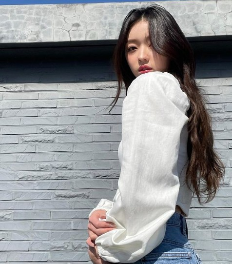 OH MY GIRL成员YooA晒照 小秀纤腰露美肌__财经头条