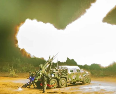 超轻型轮式榴弹炮，如何保证射击时不翻车？