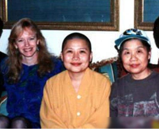 她靠《青藏高原》走红全国，事业巅峰期突然隐退，今剃发为尼出家