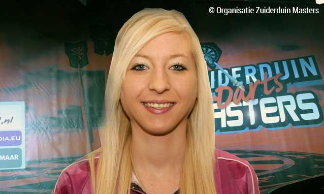 绷着一张扑克牌脸的英国美女，爱玩飞镖，2连胜男选手得25万英镑