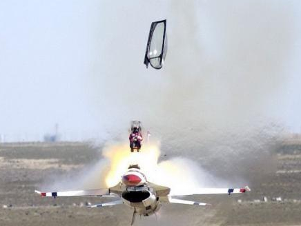 战斗机的座椅弹射器安装在汽车上，可未必能取得好的效果_新浪新闻