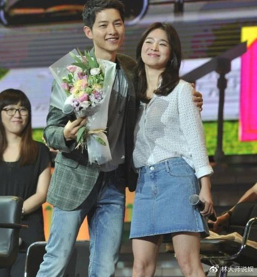 宋仲基和二婚老婆凯蒂街头甜蜜散步，相处模式和娶宋慧乔时大不同