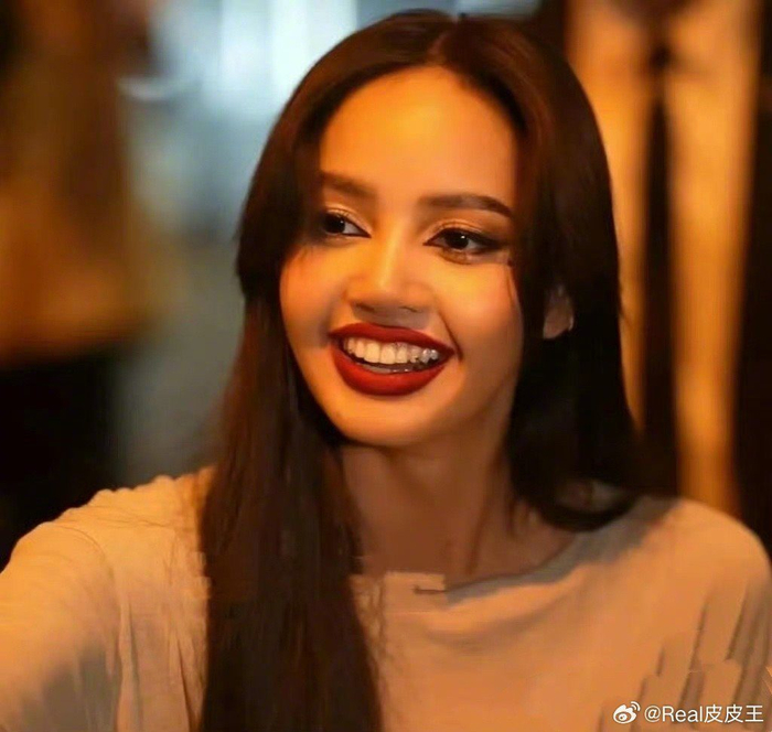 Lisa和名井南逛街，没对比就没伤害，失去韩流妆造的Lisa泯然众人|韩流|马秀|舞台_新浪新闻