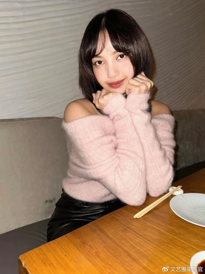 Lisa晒新穿搭！不愧搭上欧美圈，每样都很奢侈，但P图狠背景变形