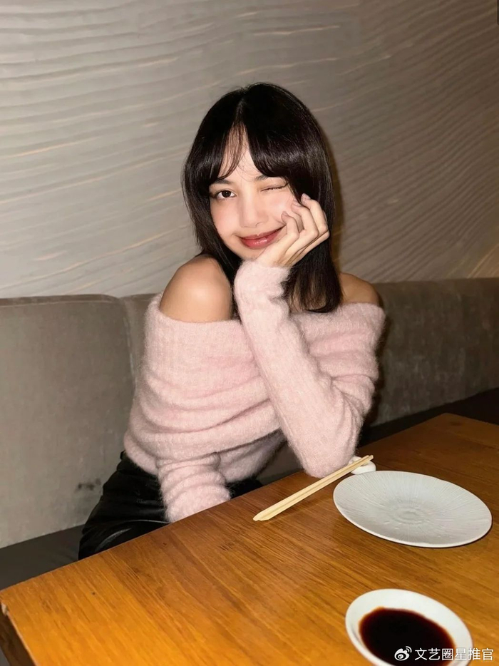 Lisa晒新穿搭！不愧搭上欧美圈，每样都很奢侈，但P图狠背景变形