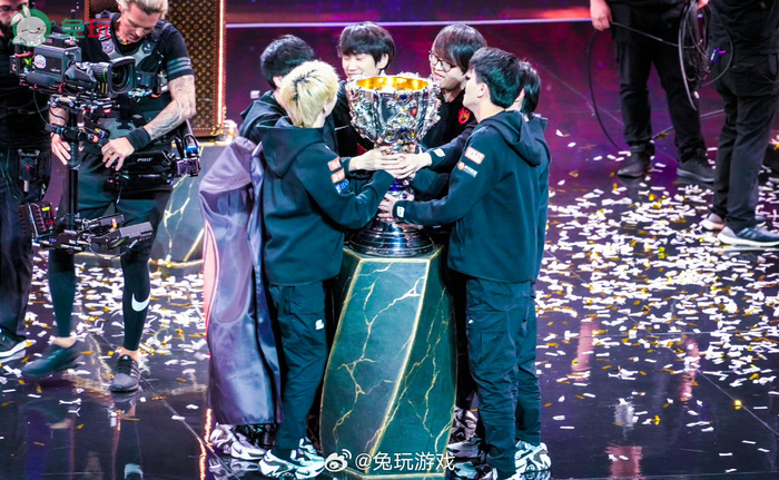 四年前的今天，FPX 3-0 G2获得英雄联盟S9全球总决赛冠军……__财经头条