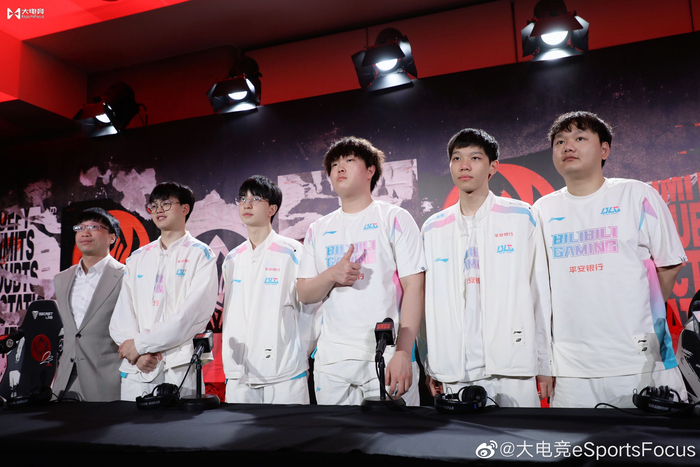 BLG合影返图 XUN一直保持露齿笑 Yagao说：我们笑一笑吧！