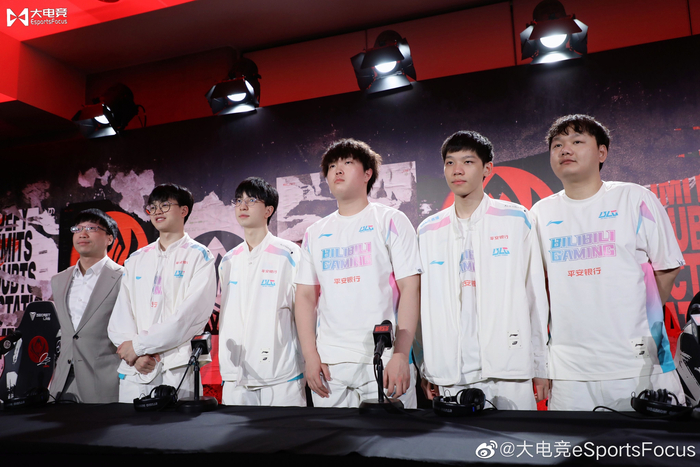 BLG合影返图 XUN一直保持露齿笑 Yagao说：我们笑一笑吧！