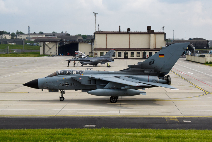 德国空军PA-200“狂风”飞机在德国Spangdahlem 空军场站滑行