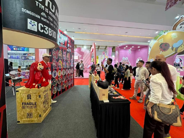 潮玩IP-TUTUMOKEY出海受追捧，成为印尼国际潮玩展上的焦点形象IP。__财经头条__新浪财经