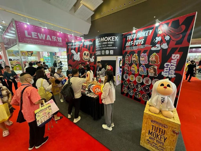 潮玩IP-TUTUMOKEY出海受追捧，成为印尼国际潮玩展上的焦点形象IP。__财经头条__新浪财经