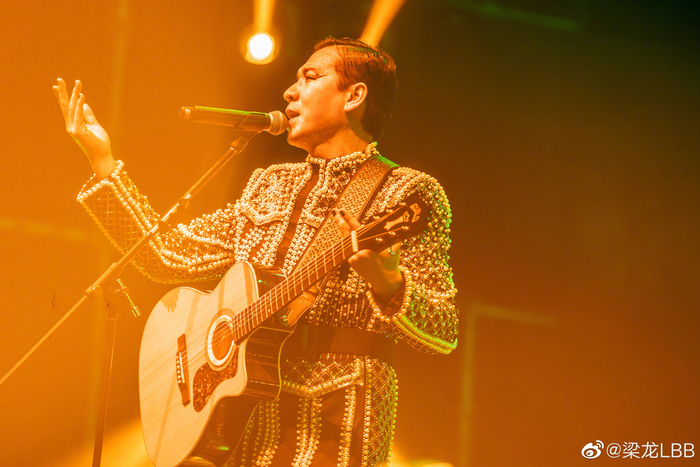 为再添一名“猛将”！@梁龙LBB 即将出任乐团季教师。 动漫版海报里