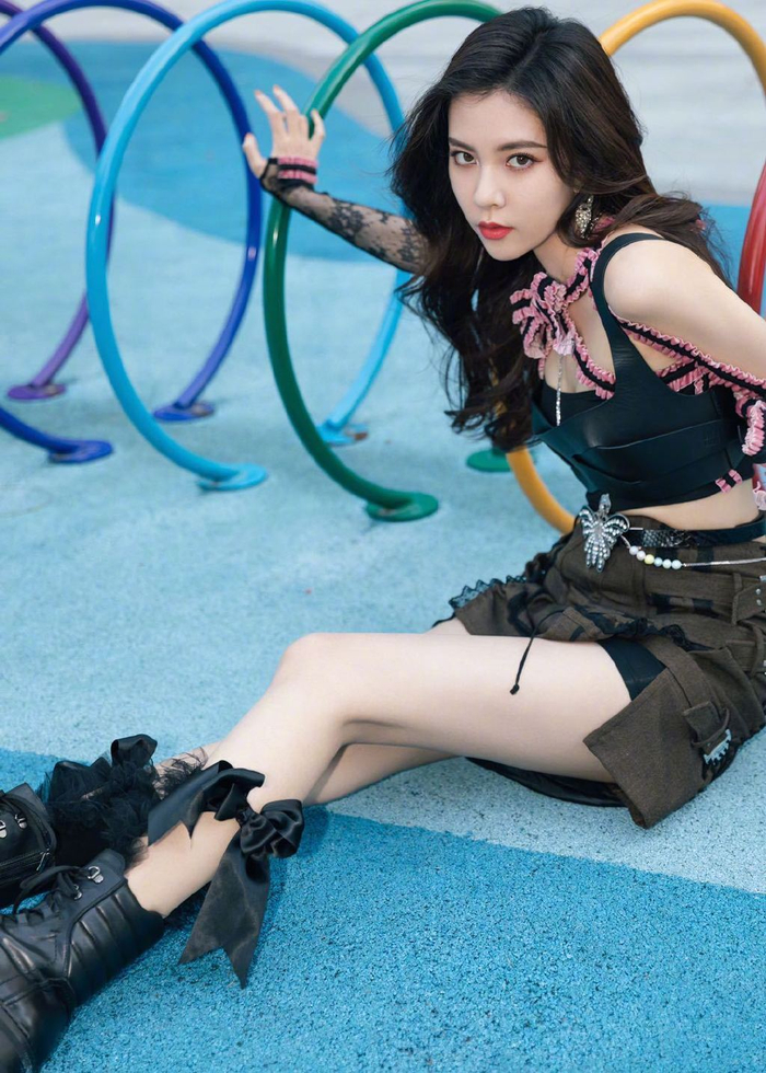 宋妍霏蓝色礼裙的优雅曼妙身姿，黑蕾丝配蝴蝶结绑带装甜美又性感