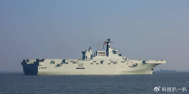 我海军076型两栖攻击舰，被称作“准航母”，改变未来战场规则|两栖攻击舰|我国海军_新浪新闻