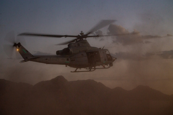 一架UH-1Y ″毒液 ″飞机在将美国海军海豹突击队插入一个训练场地