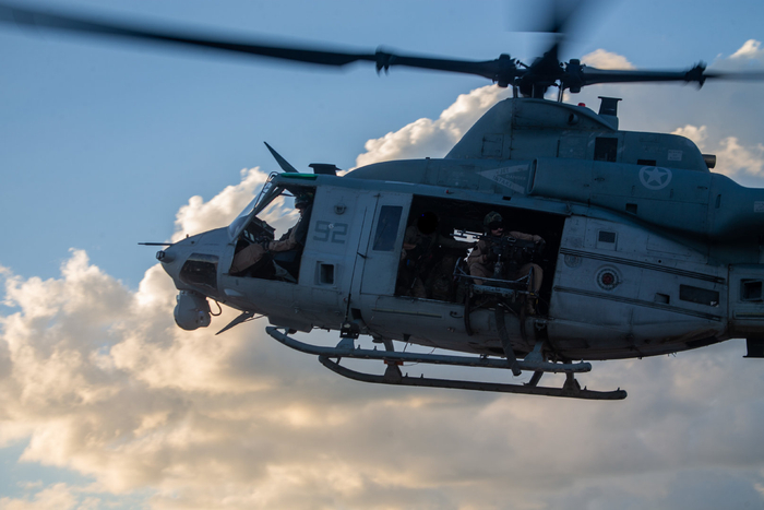 一架UH-1Y ″毒液 ″飞机在将美国海军海豹突击队插入一个训练场地