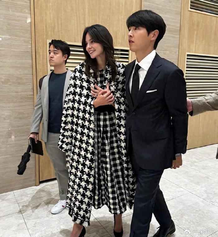 宋仲基一家被偶遇，妻子气质优雅，1岁儿子现身！|宋仲基|凯蒂|宋慧乔_新浪新闻