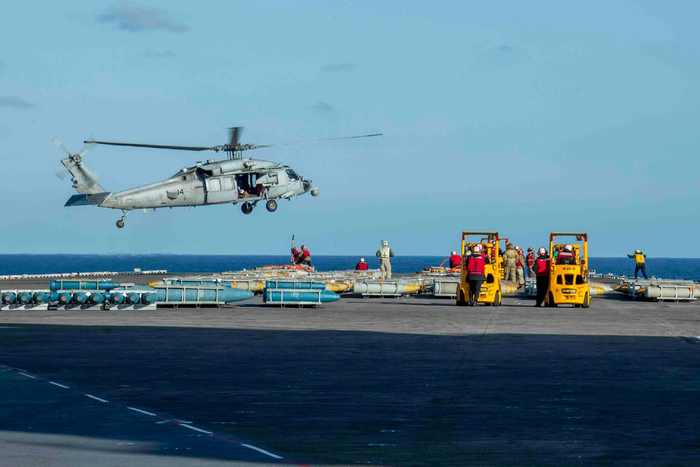 海上战斗中队(HSC) 4参与CVN 72的弹药转移