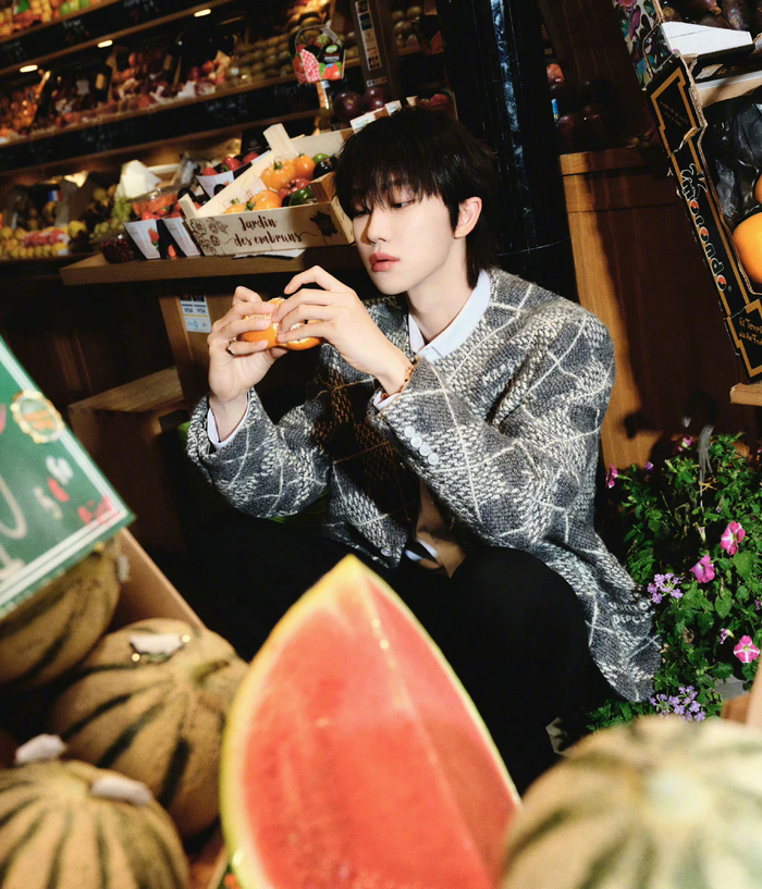 徐明浩一身LV25早春系列亮相路易威登2025春夏男装大秀…