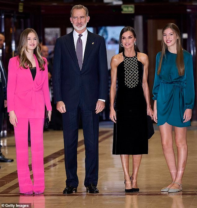 16岁西班牙公主久违回家，国王乐开花，变圆润显成熟，牙齿状况堪忧|索菲亚|费利佩|莱昂诺尔_新浪新闻